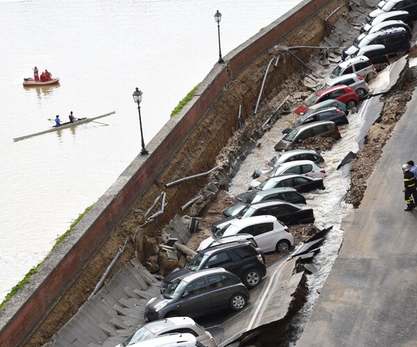 Florence: River Arno Embankment Collapse Leaves Cars in Large Ditch ...
