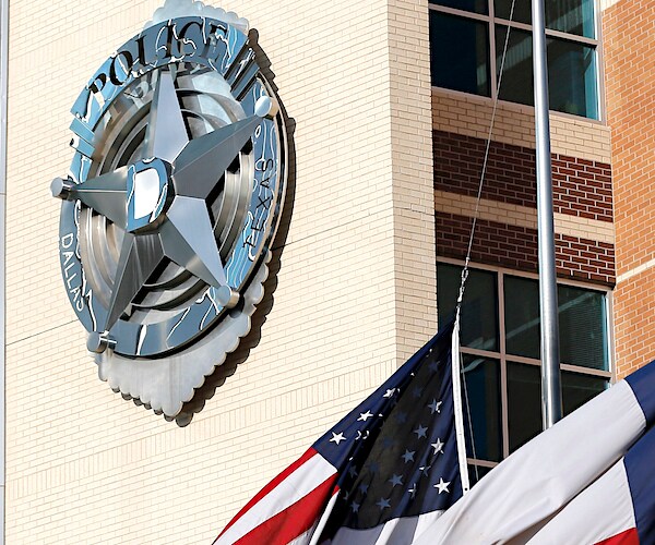 Dallas Police Tell Residents to Stop Calling 911 | Newsmax.com