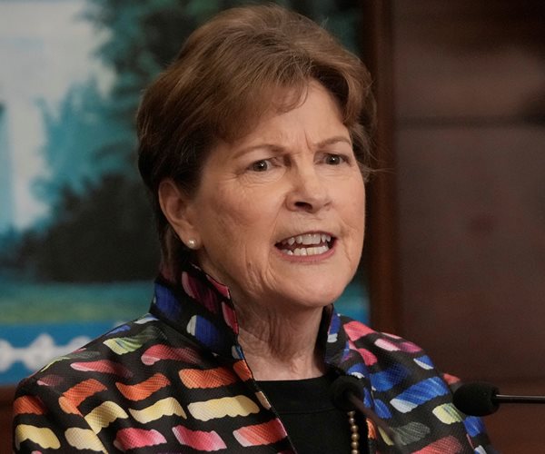 Moderate Senate Dems Seeking Shutdown End Face Pushback | Newsmax.com