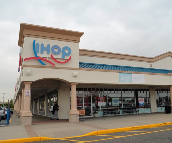 Restaurant CEO: Low-Income Customers Cutting Back | Newsmax.com