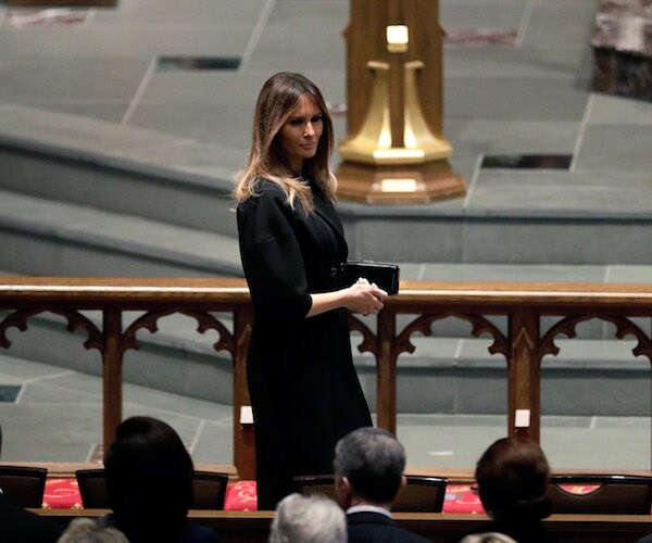 Photo of Melania Trump Smiling With Barack Obama Goes Viral | Newsmax.com