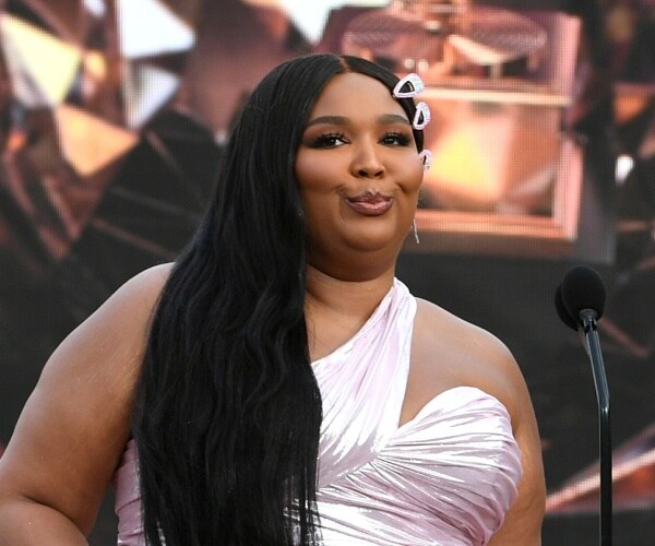 Lizzo Asks Fans for 'Six Feet of Space' Amid COVID Pandemic | Newsmax.com