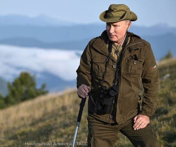 Putin Goes Hiking in Siberia — See the Pictures! | Newsmax.com